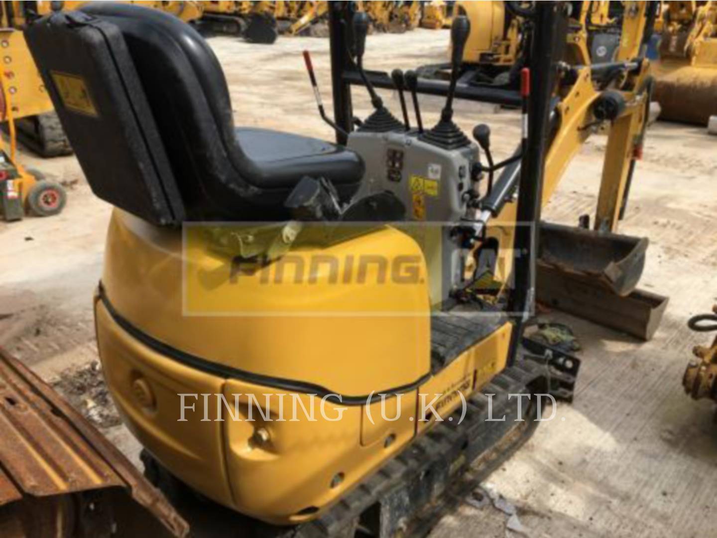 300.9D Mini Hydraulic Excavator | Finning CAT