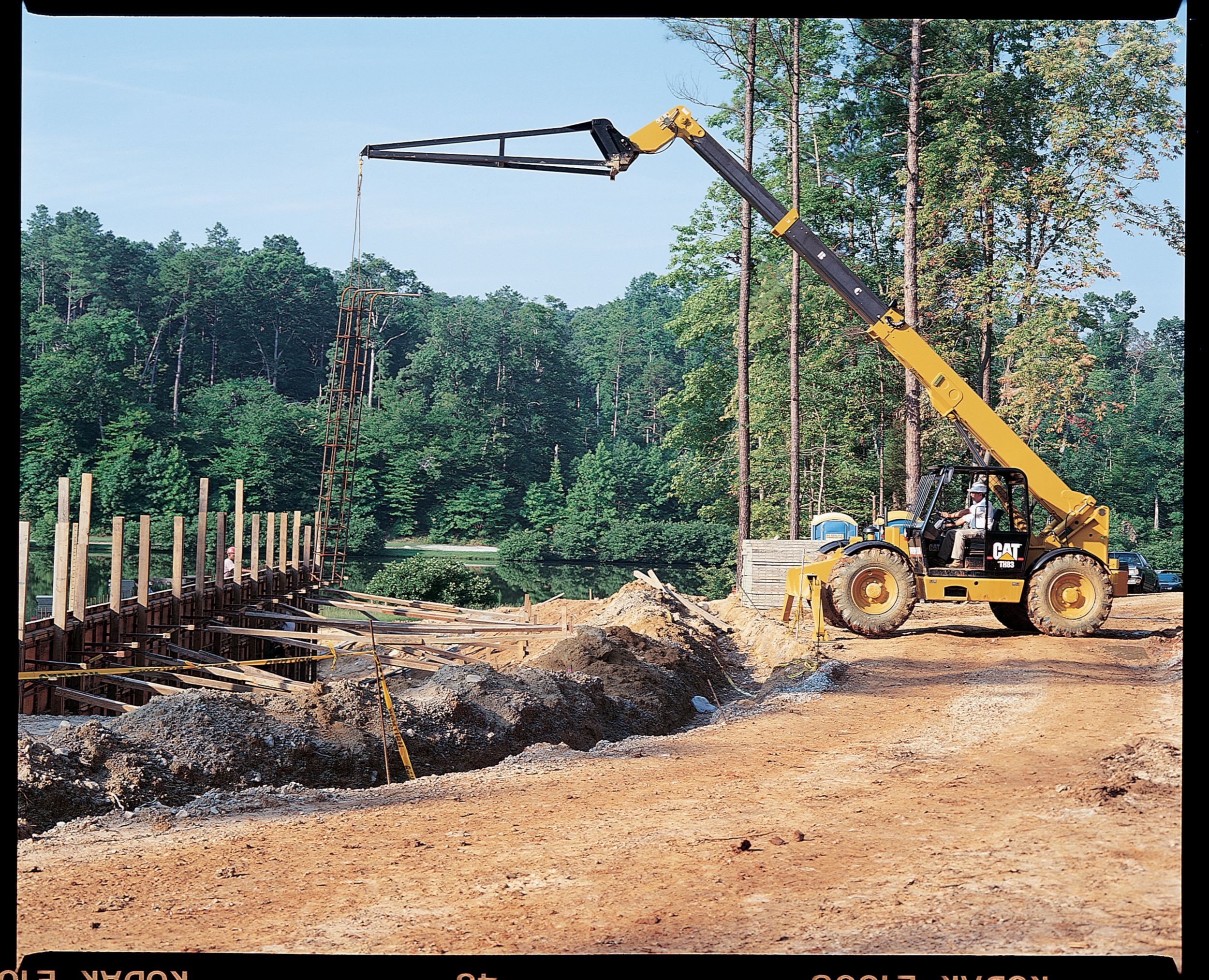 Cat TH62 Telehandlers | Caterpillar