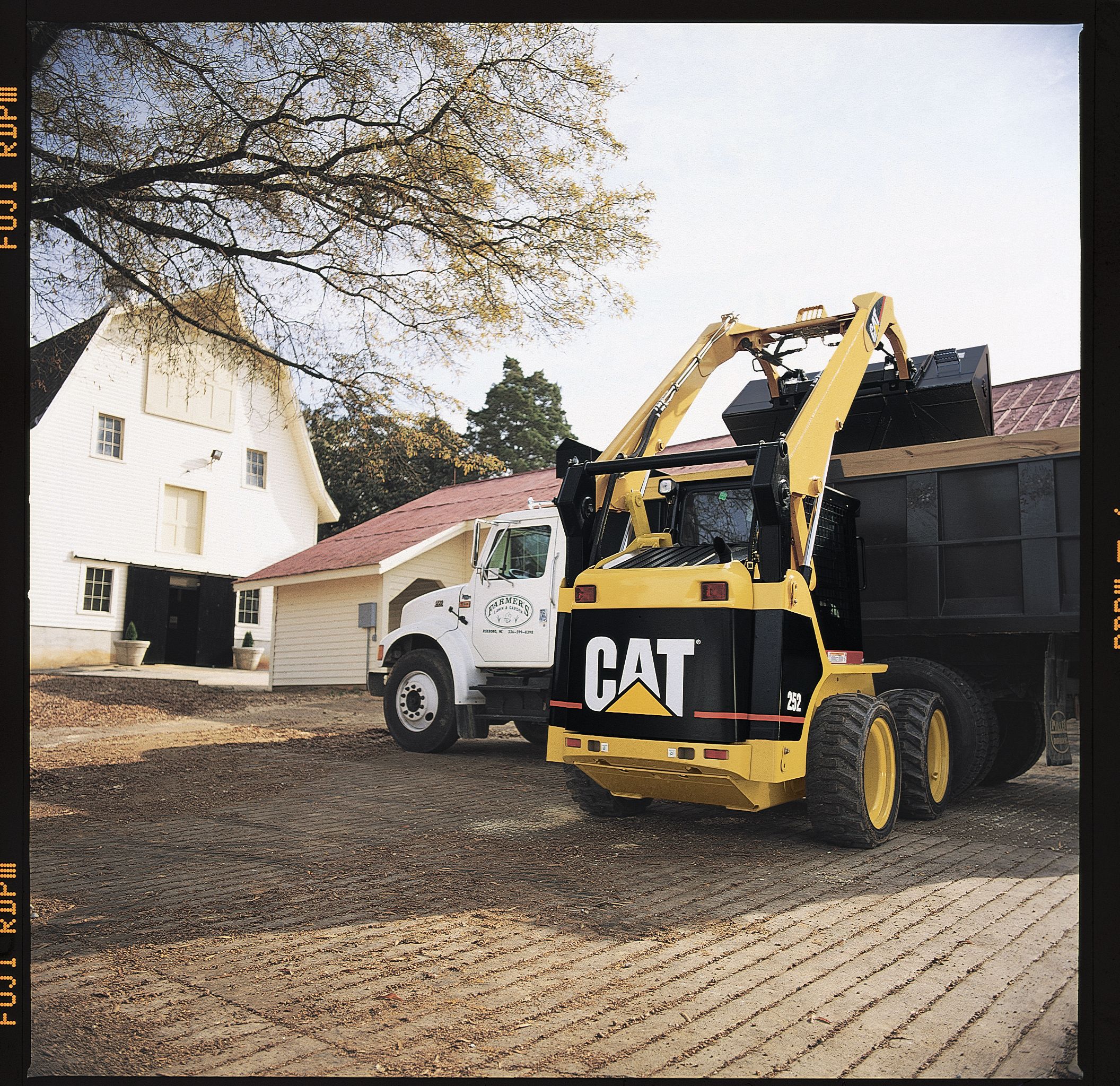 Cat 252 Skid Steer Loaders | Caterpillar