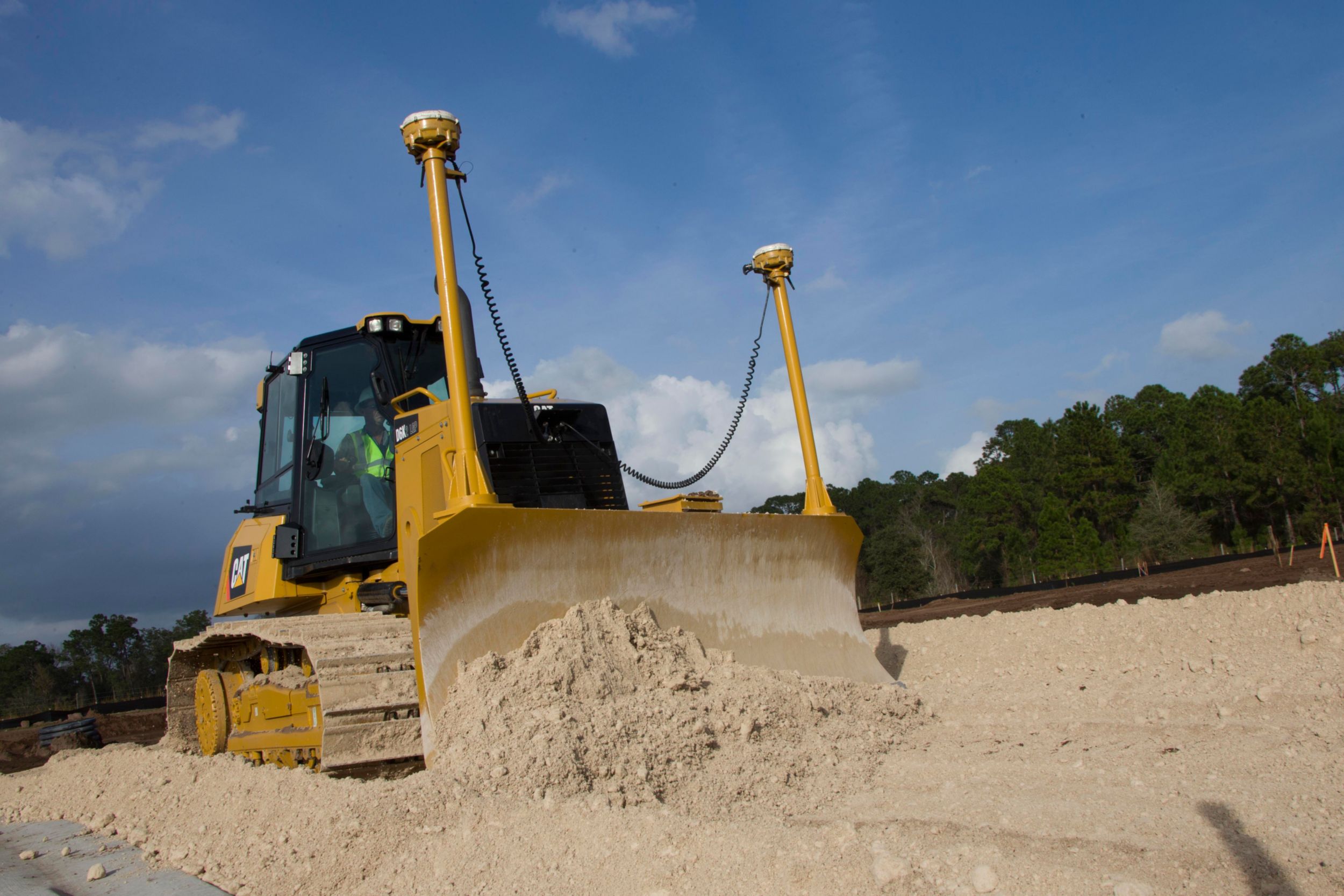 Dozer Operating Techniques for Aggregate Placement | Cat | Caterpillar