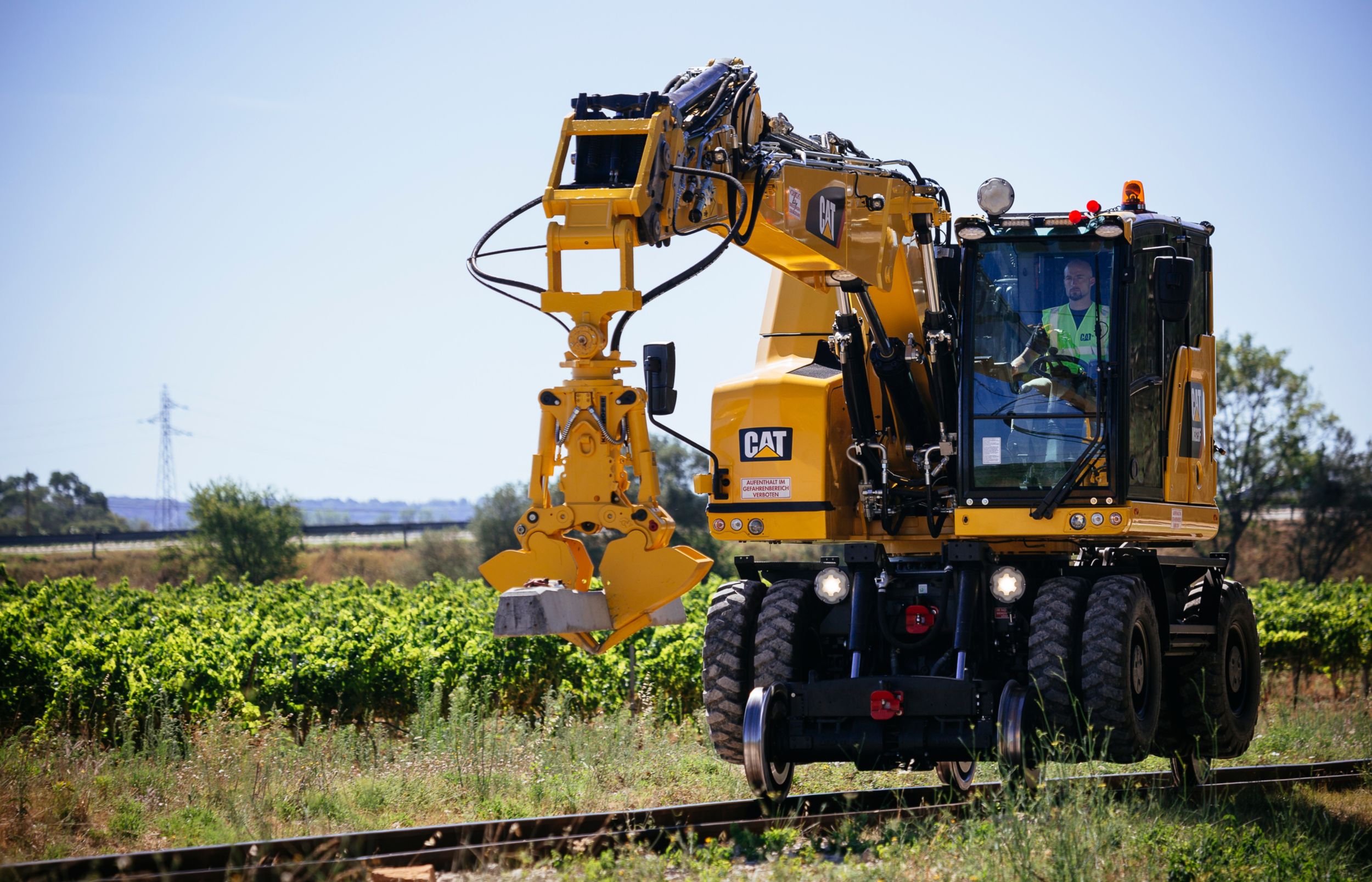 Pelle hydraulique rail route CAT Caterpillar M323F | Bergerat Monnoyeur