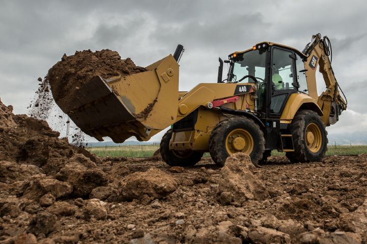 440 Backhoe Loader - Center Pivot | Cat | Caterpillar
