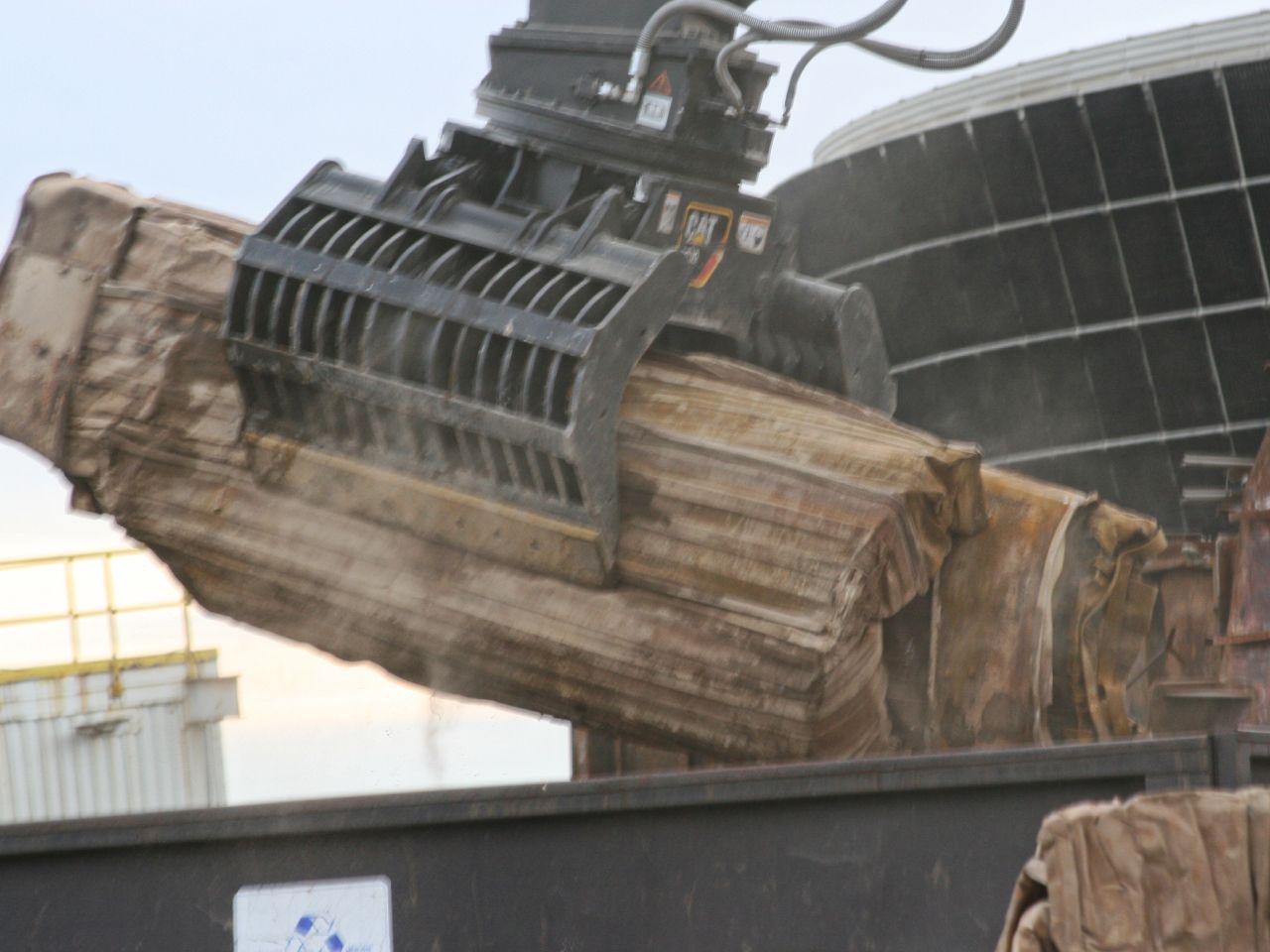 Demolition and Sorting Grapple Attachments | Cat | Caterpillar