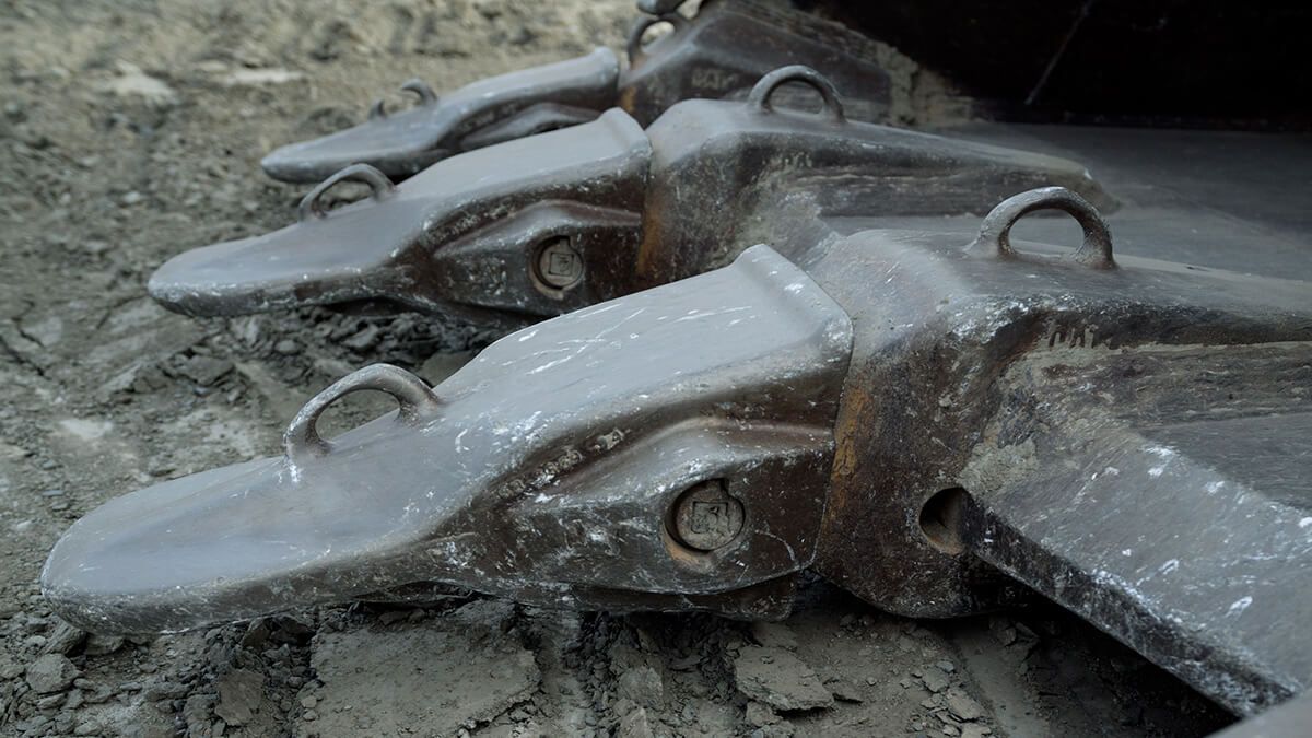 Cat® Excavator and Wheel Loader Bucket Tips | Cat | Caterpillar