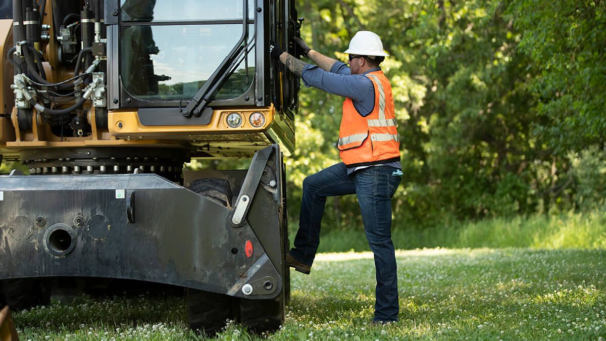 Tips for Wheeled Excavator Safety | Cat | Caterpillar