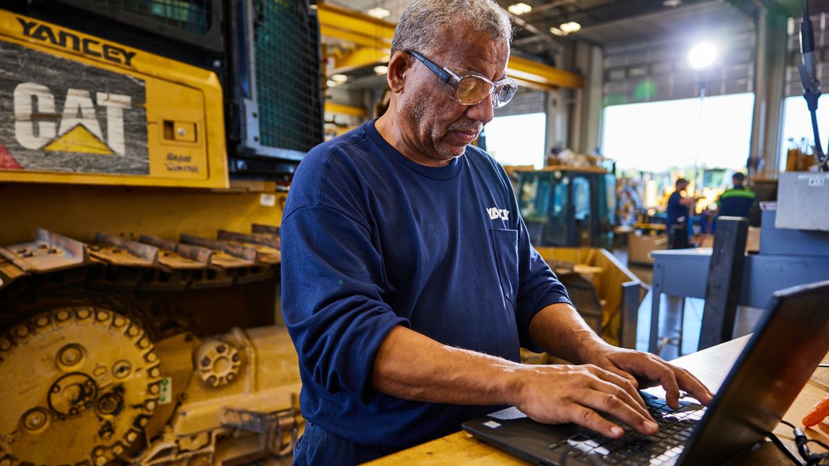 Should You Repair, Rebuild or Replace Cat® Equipment? | Cat | Caterpillar