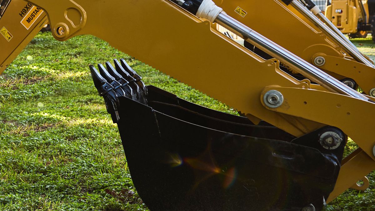 Cat® Bucket Tip Replacement: Diagonal Retention System | Cat | Caterpillar