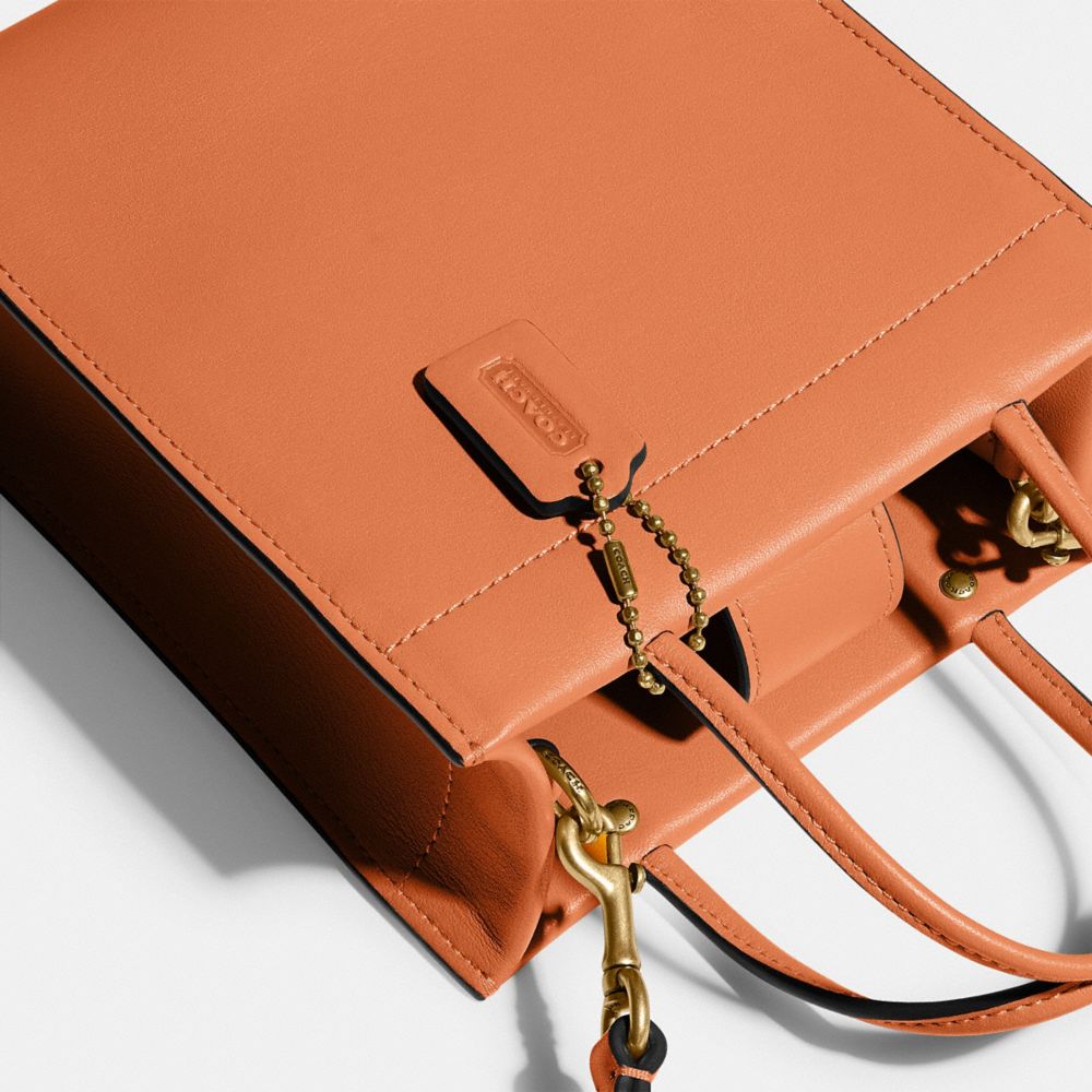 【时尚单品】小包身大容量非这款莫属！【Coach Mini Cashin Tote】，只需RM1XXX就能入手！