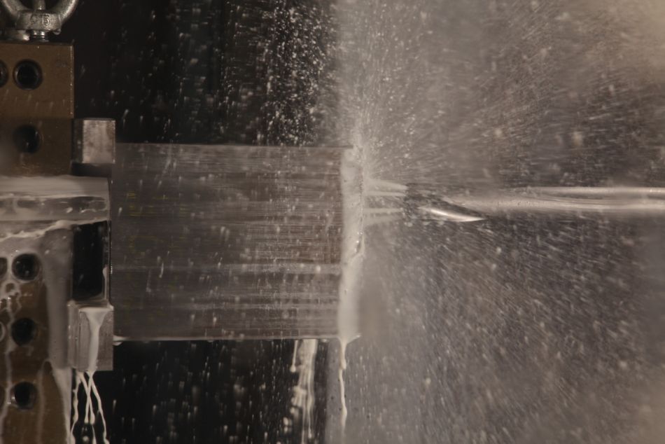 Machining Guide: Cutting Fluid Tips for Holemaking Operations