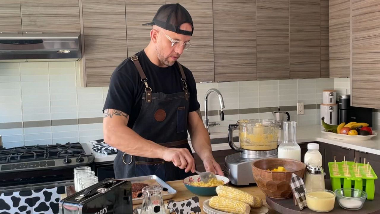 Chef Latino que enseña como preparar comidas típicas