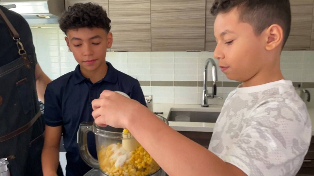 Chef Latino que enseña como preparar comidas típicas