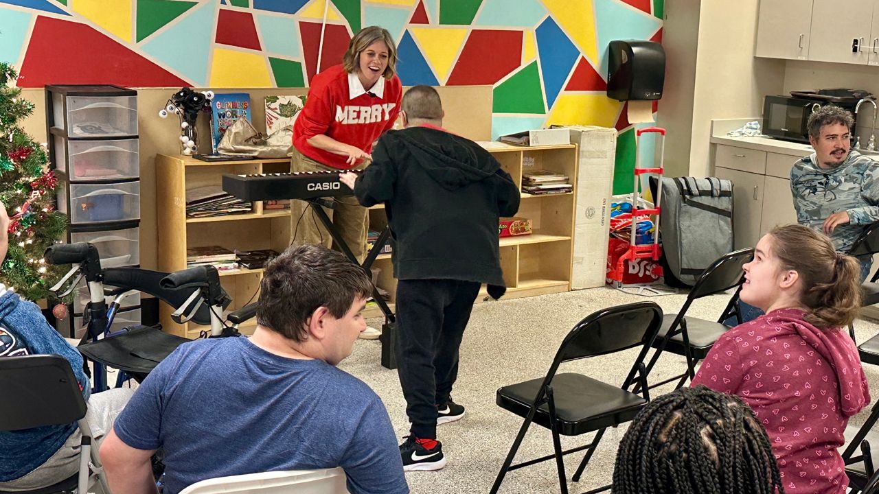 Pianist brings joy to children and adults with autism