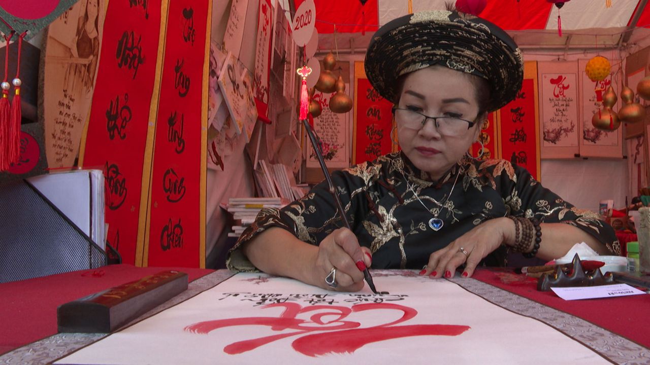 Calligrapher Helps People Ring in Vietnamese Lunar New Year