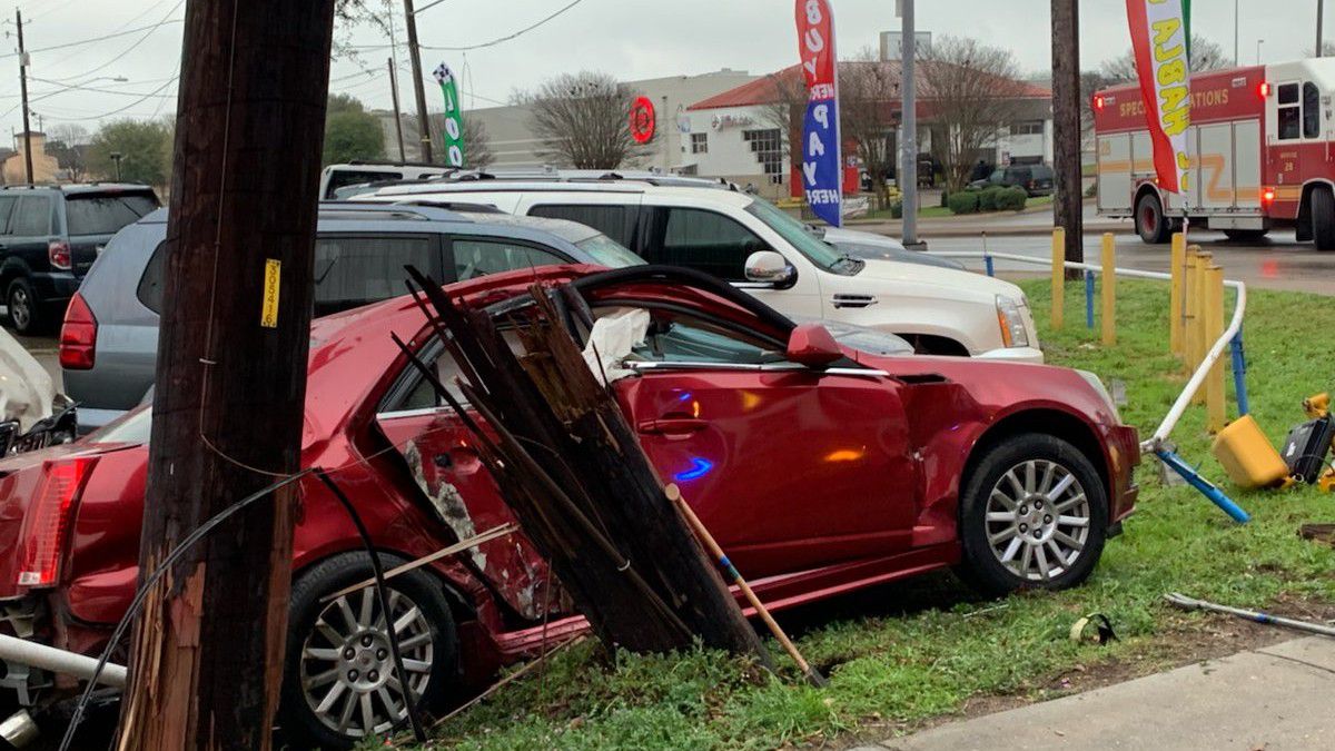 Car Crash Knocks Out Power in Part of North Austin