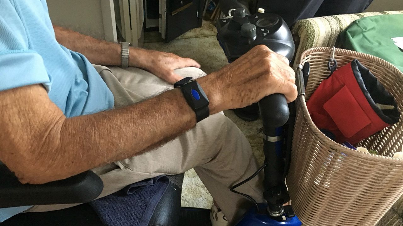 Deputies: Fake utility workers distracting residents, entering homes