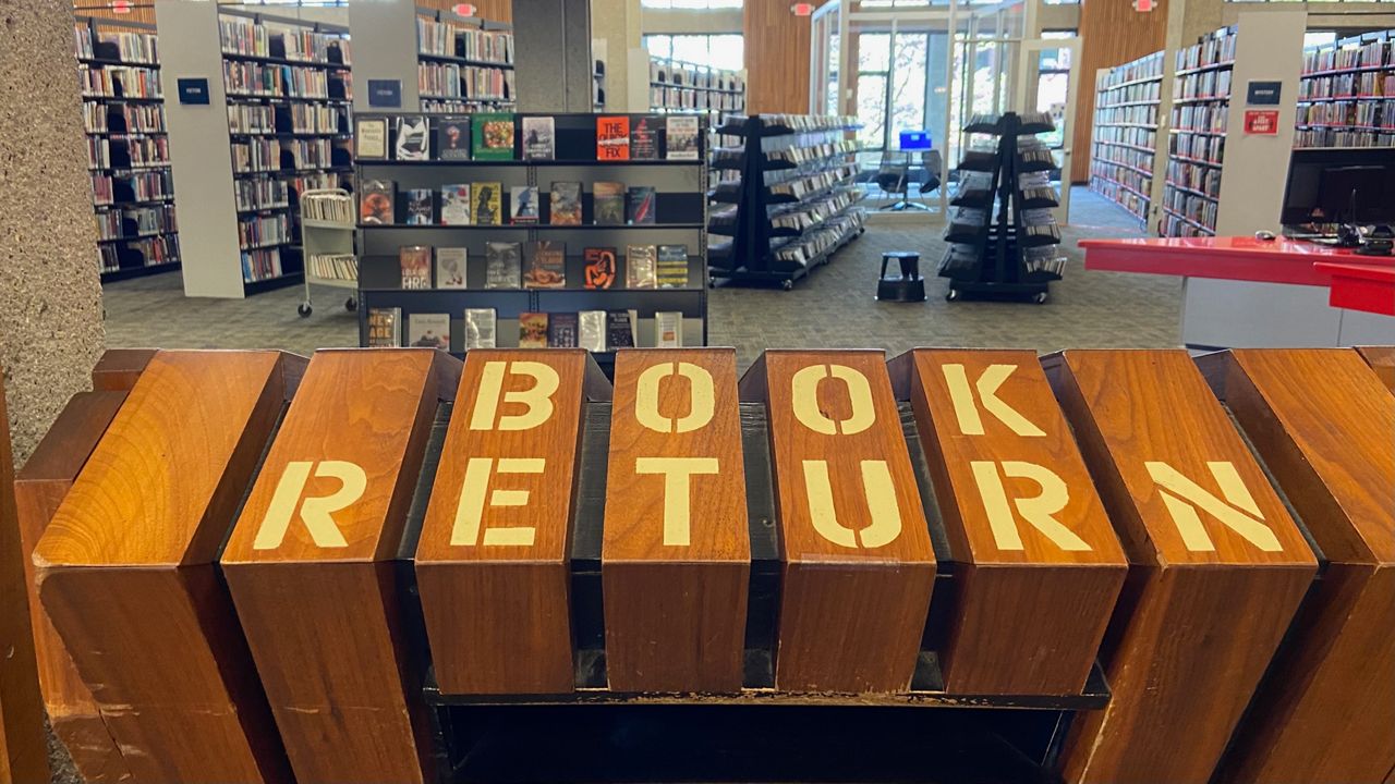 Mayor proposes ending library late fees