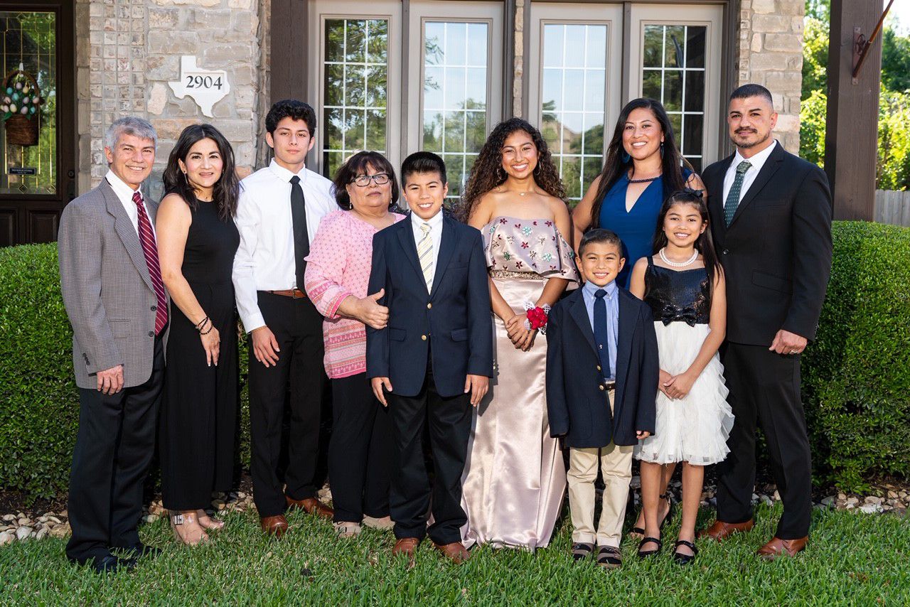 Texas Family Hosts “Prom on the Porch” After Dance Canceled