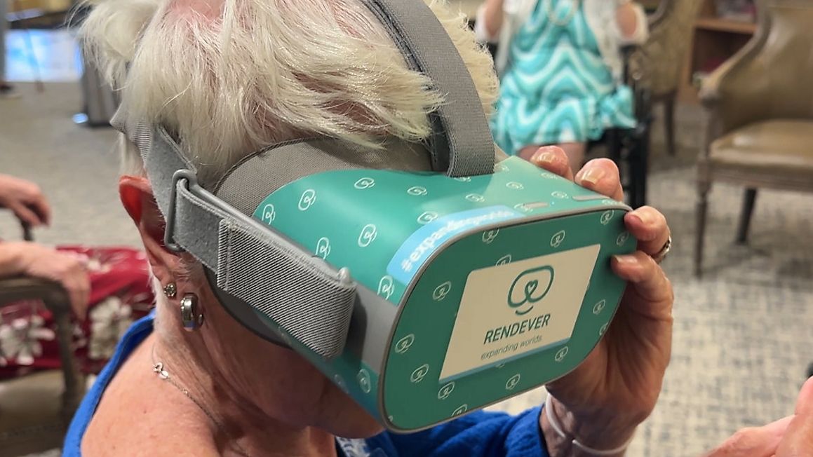Seniors at Largo ALF stay sharp through virtual reality