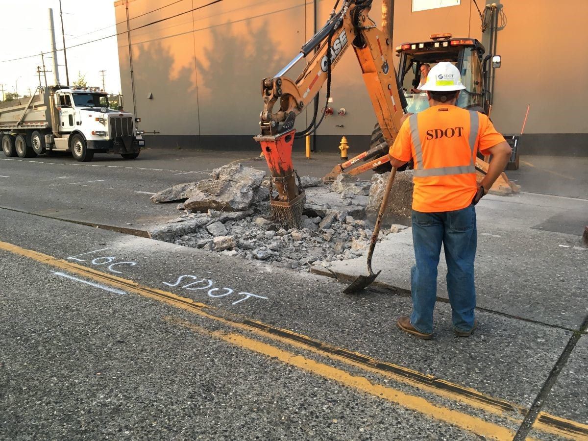 How does hot weather cause pavement buckles?
