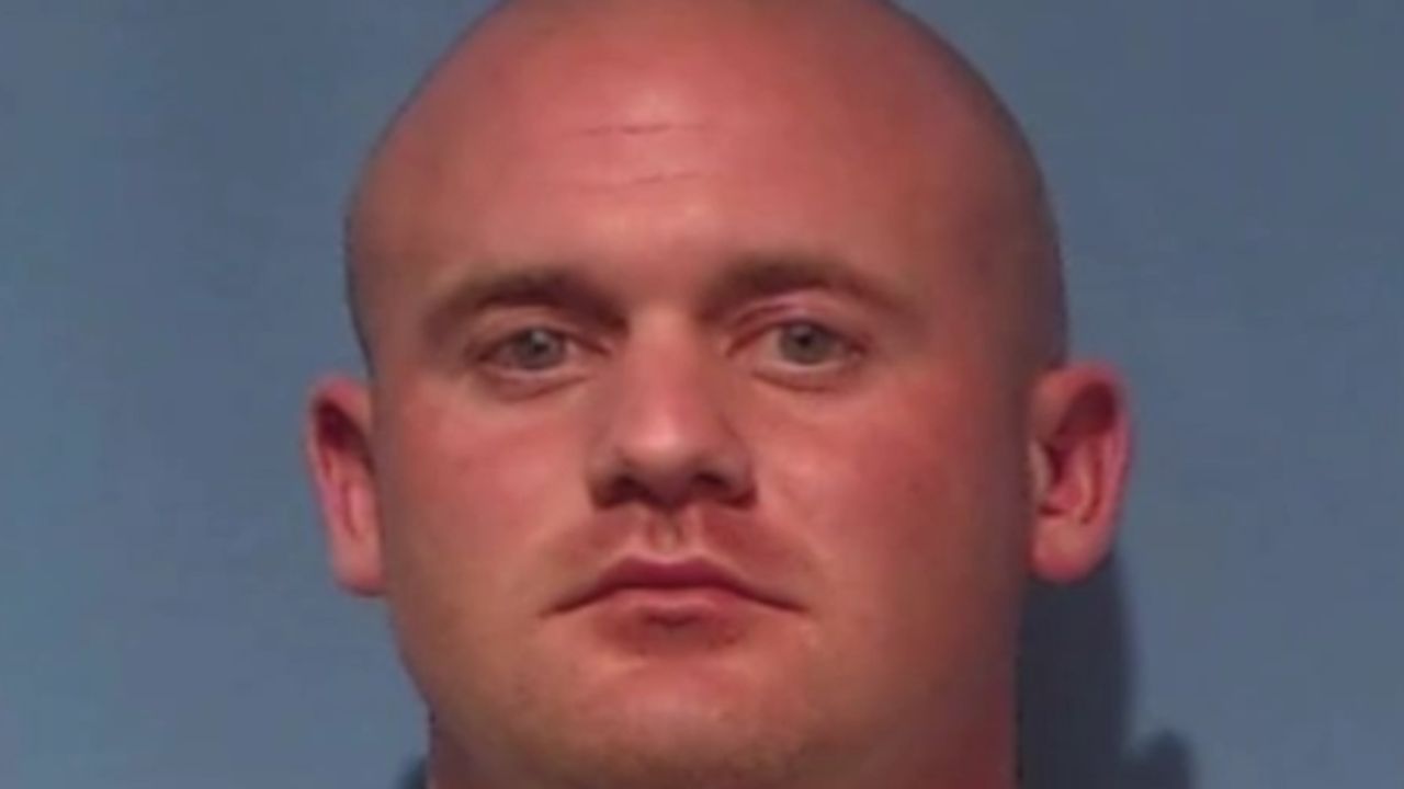 Detention officer charged with sneaking contraband