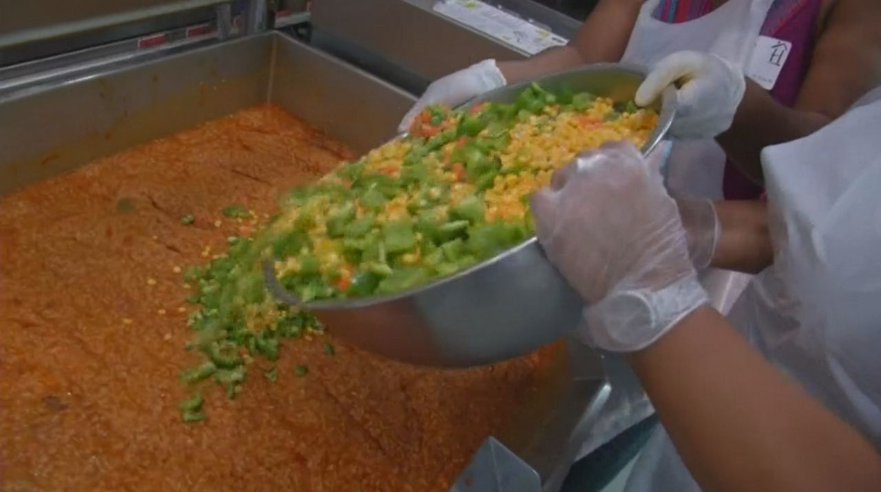 Chefs Volunteer to Prepare International Cuisine for Migrants