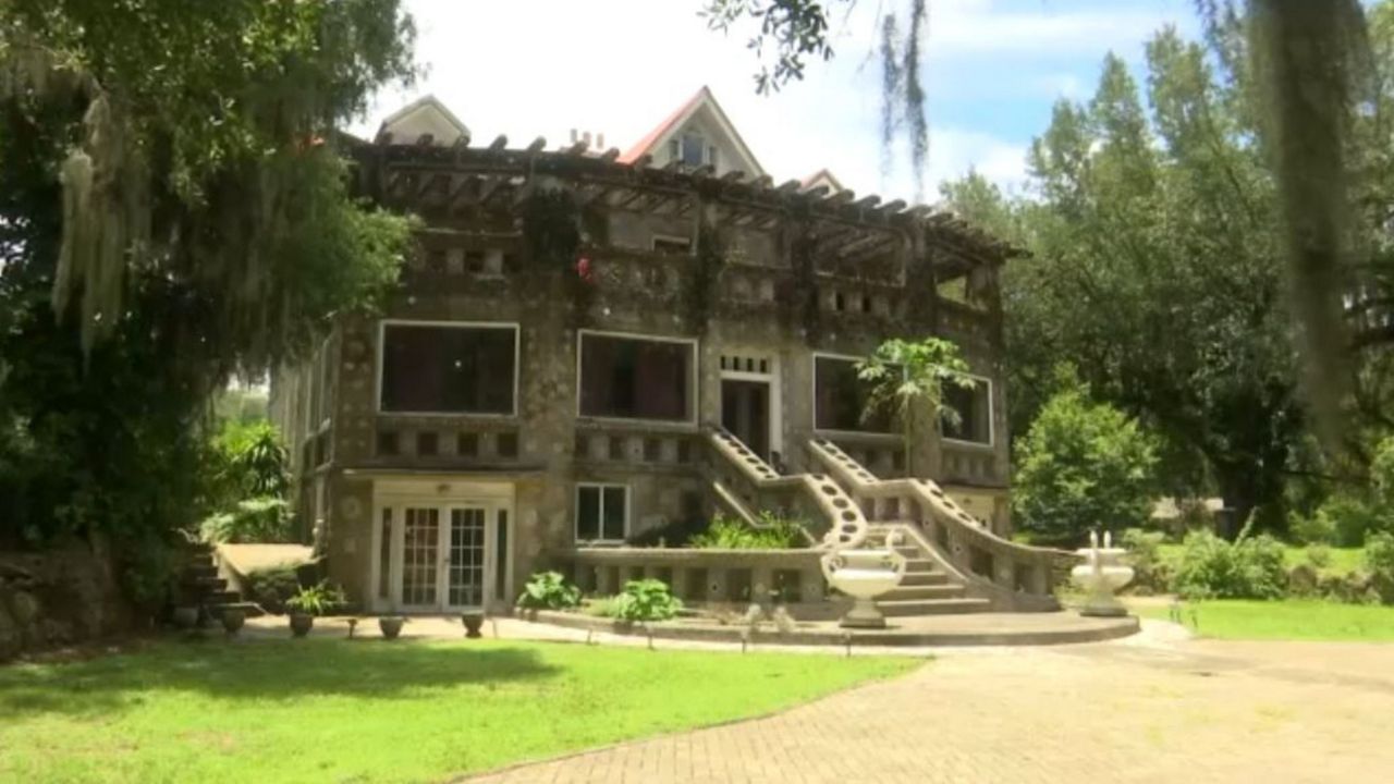Florida on a Tankful: Bartow's Wonder House reopens