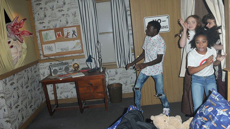 'Stranger Things' cast visits Halloween Horror Nights maze