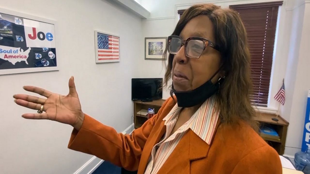 As Democratic Voter Registration Advantage Dwindles, Organizer Gets Moving