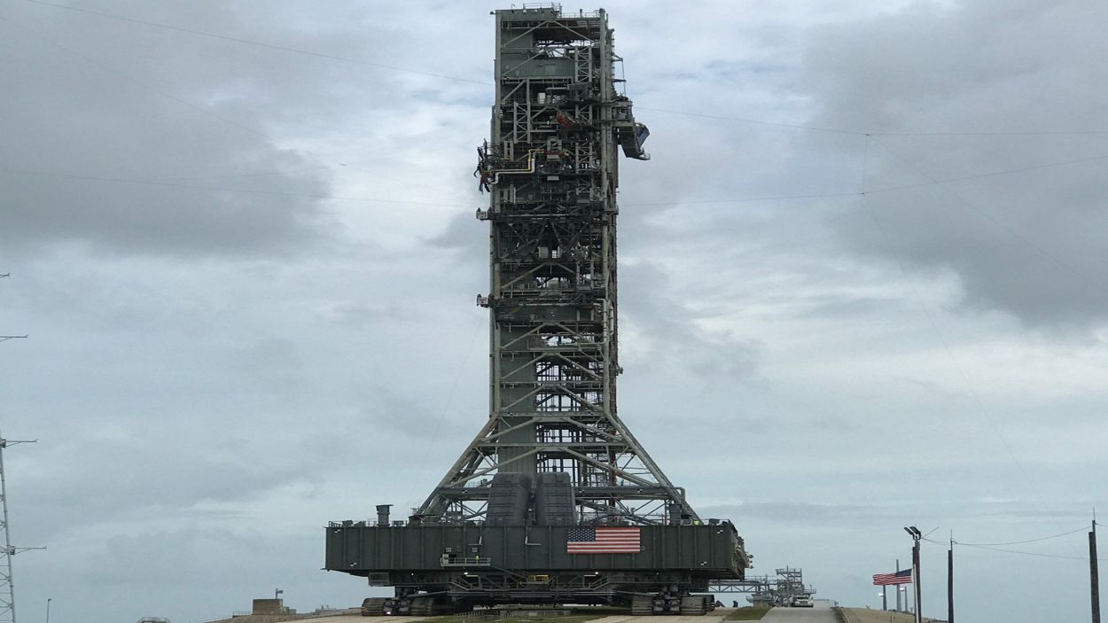 Crews Move, Test Mobile Launcher for Return to Moon