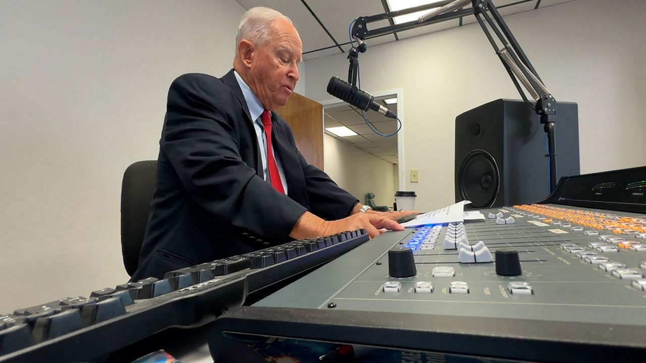 Tampa radio host supports bill requiring car AM radio