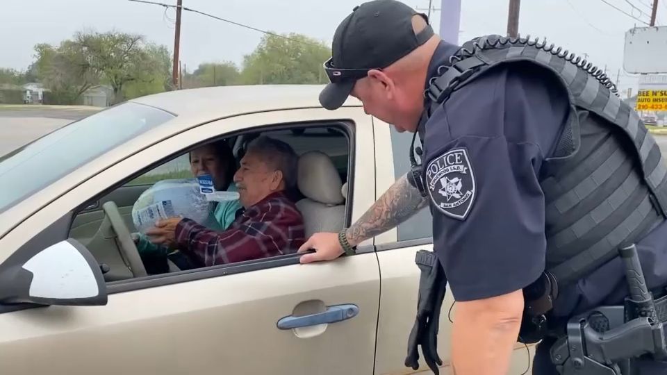Texas police surprise people with Thanksgiving turkeys