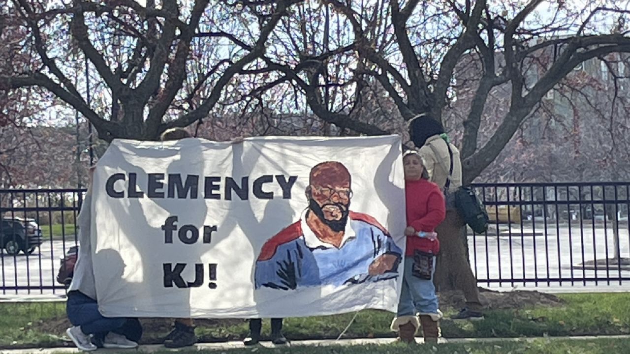 Death penalty opponents disrupt Missouri governor's speech