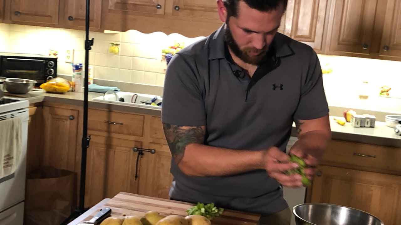 Largo Man Makes Thanksgiving Dinner to Giveaway Leftovers