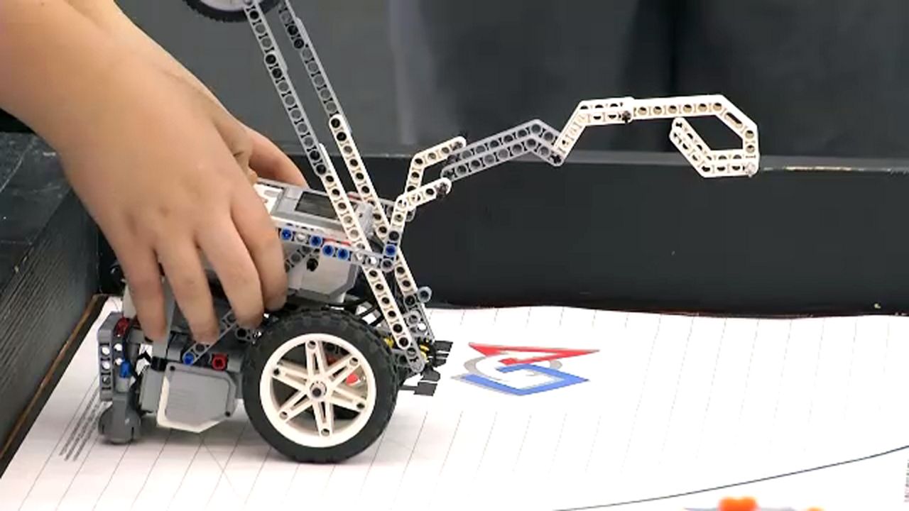 Hundreds of Students Compete at Lego Robot Championship