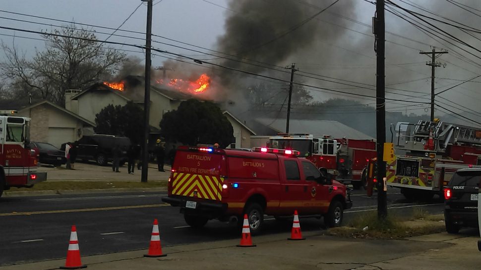 Six people displaced by Austin duplex fire