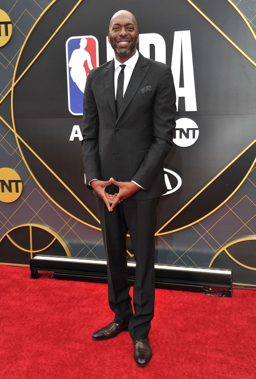 Shaq hosts, Bird and Magic honored at NBA Awards show