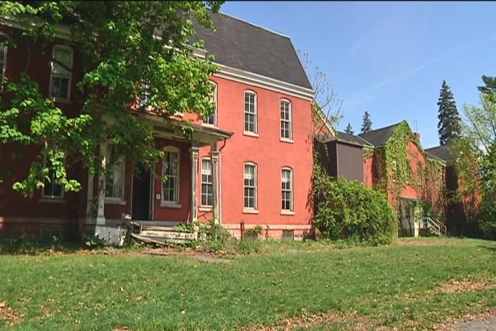 Crowd Overruns Willard for Asylum Tour