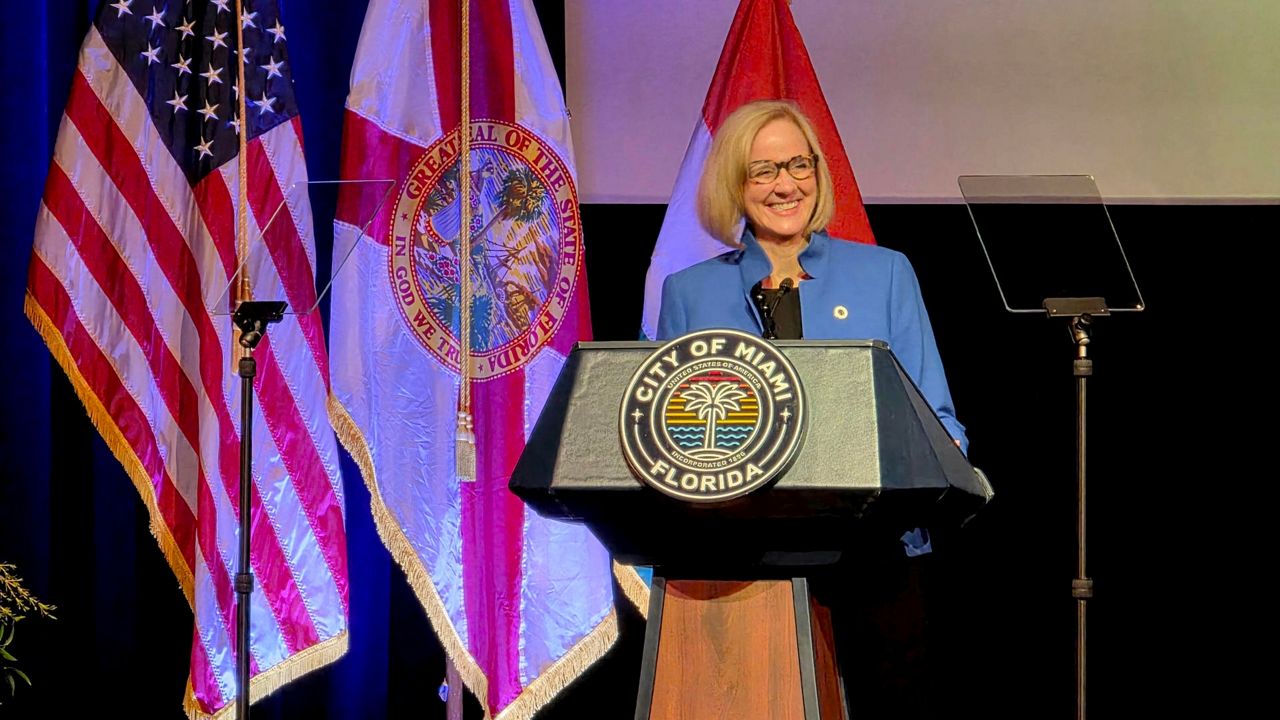 Eileen Higgins asume como la primera alcaldesa demócrata