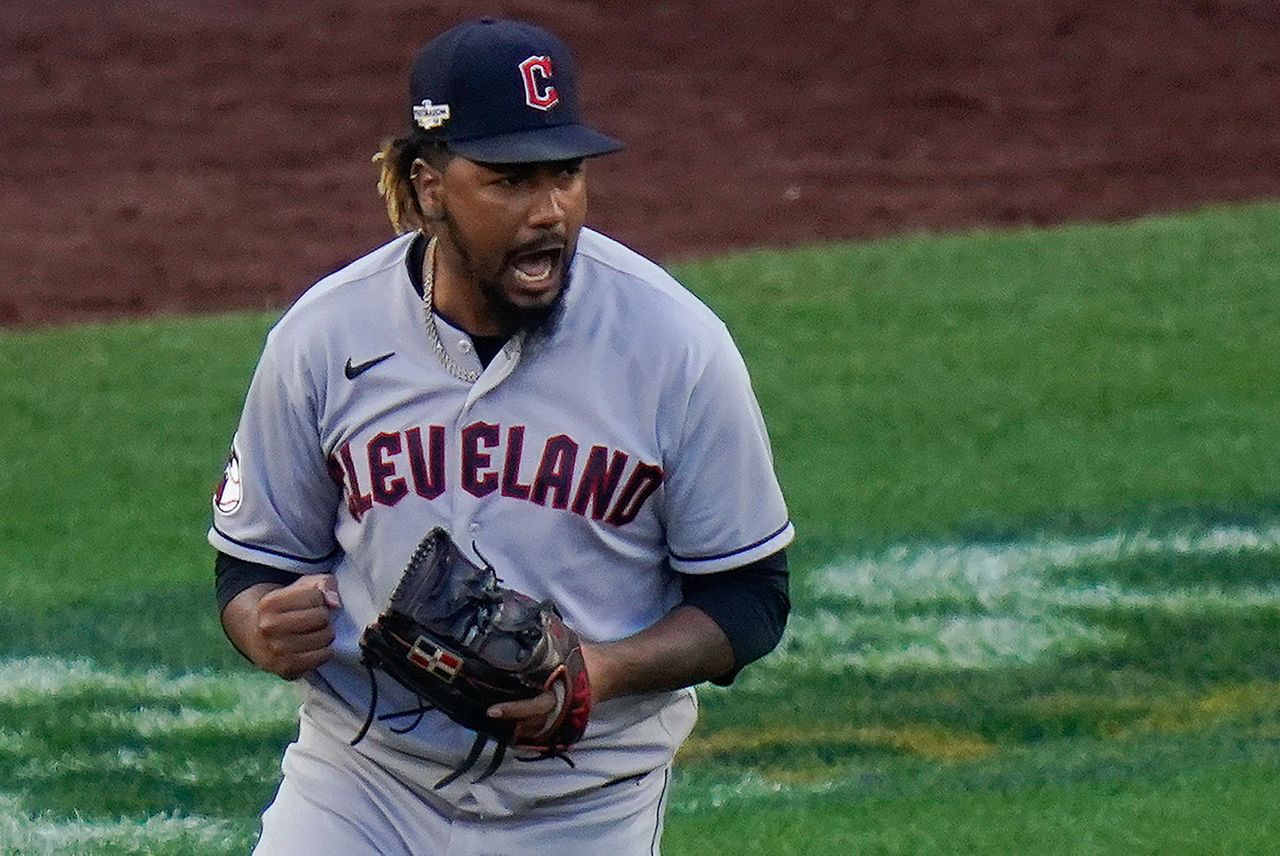 Guardians rally past Yankees 4-2 in 10 innings, tie ALDS 1-1