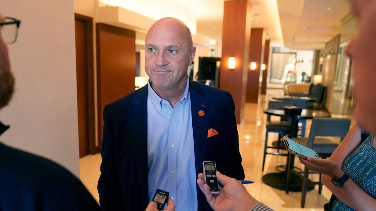 Clemson President announces retirement