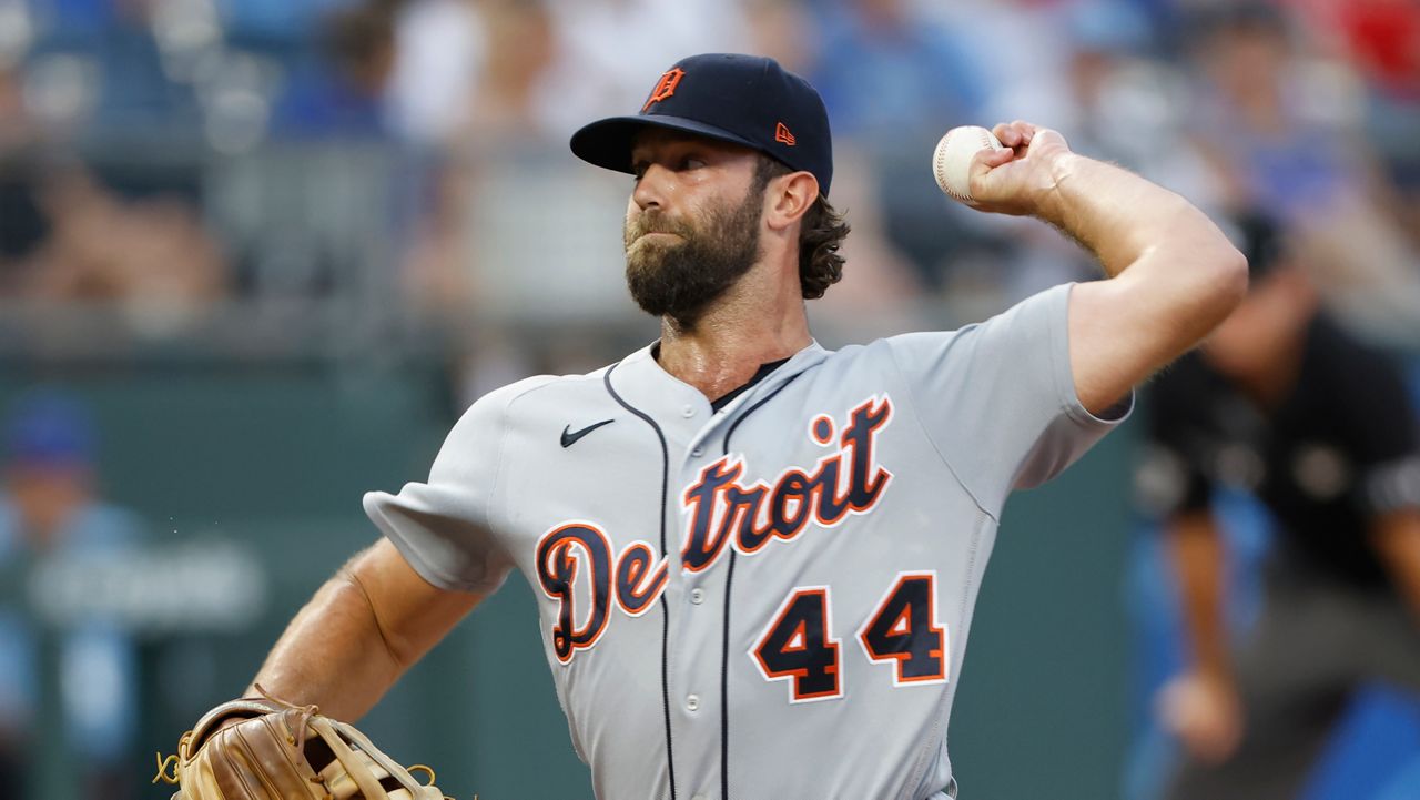 Brewers add relievers Norris and Curtiss in trades