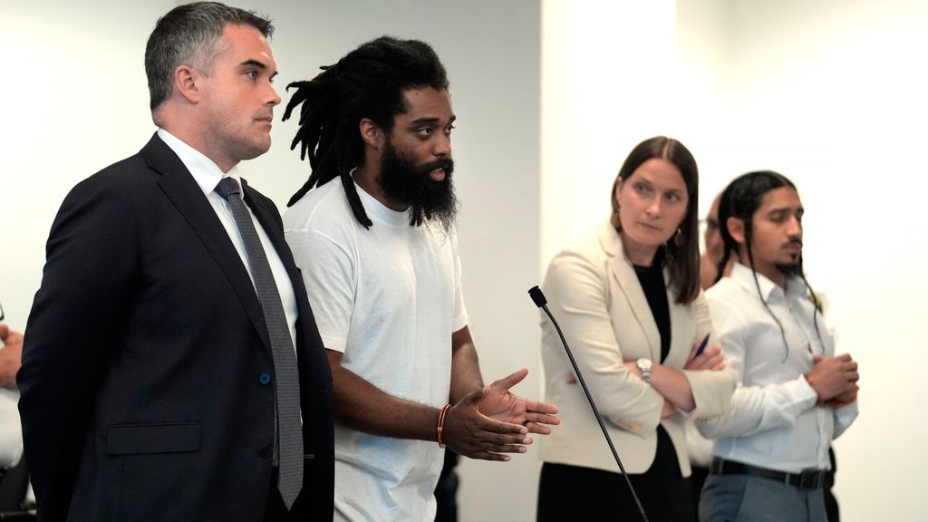 2 men sentenced in armed standoff on Massachusetts highway