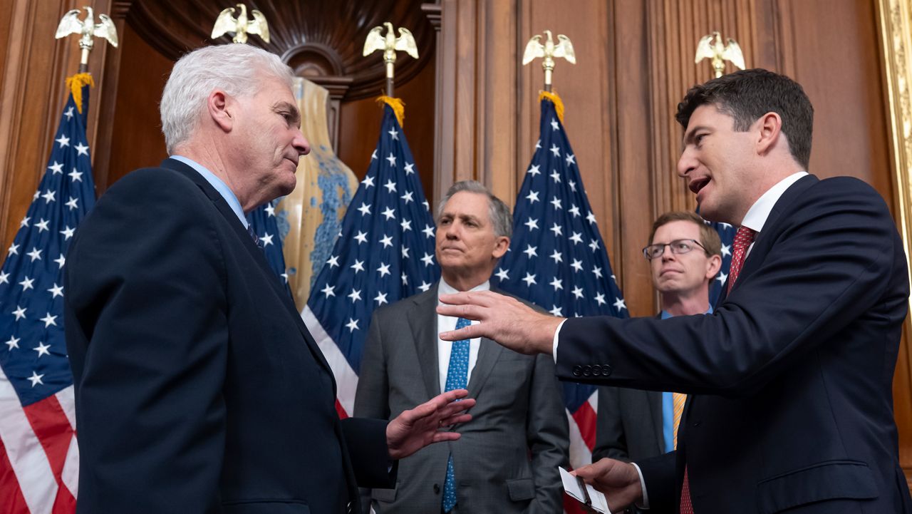 Bill to ban congressional stock trading gains traction