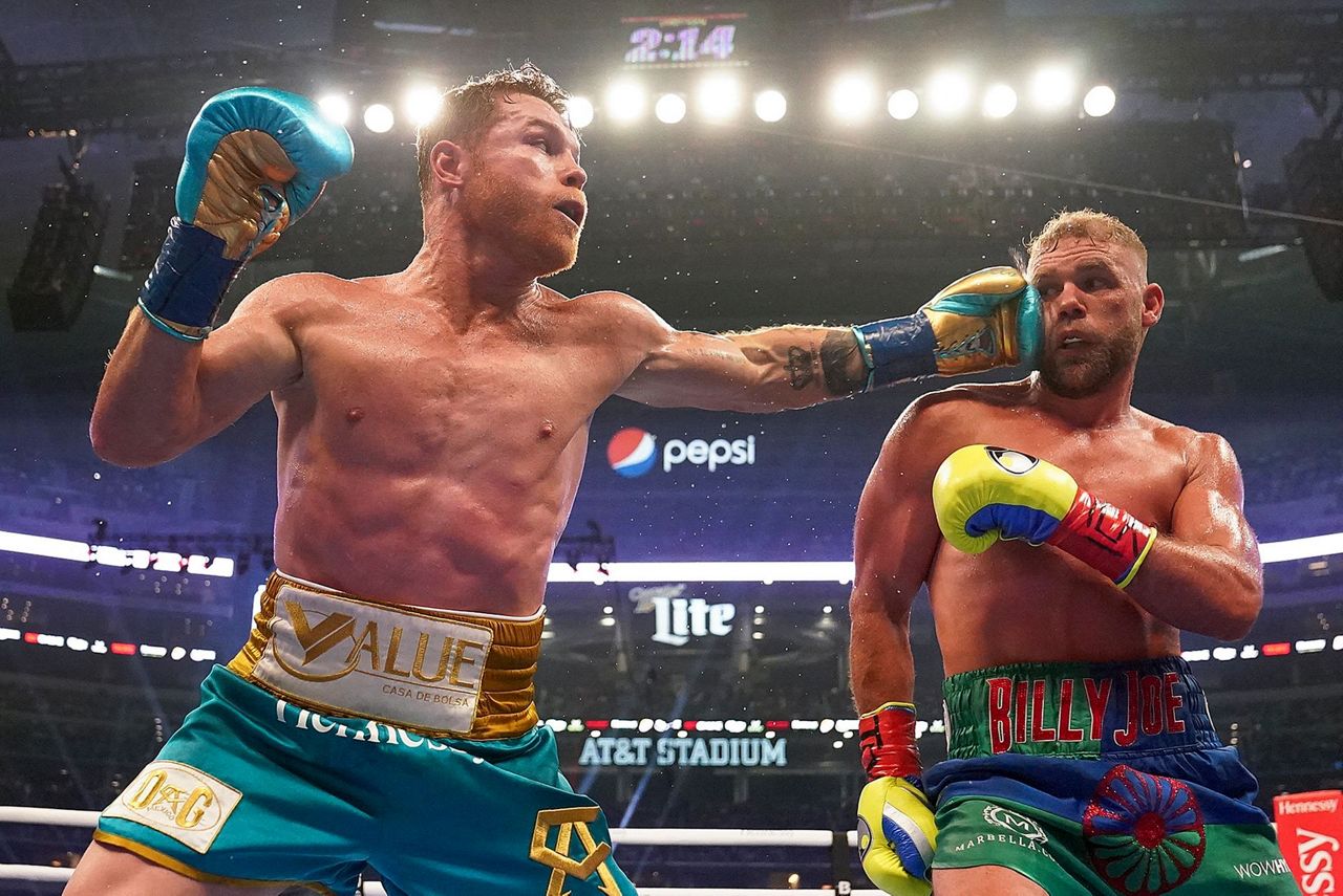 Alvarez adds another title with 8th-round TKO of Saunders