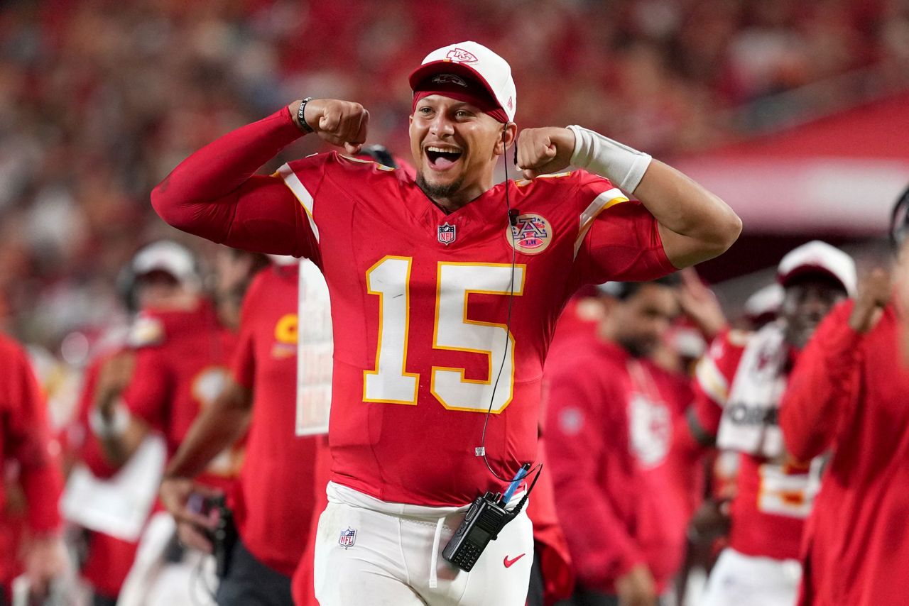 Mahomes leads sharp Chiefs offense before Bears rally for 29-27 win in ...