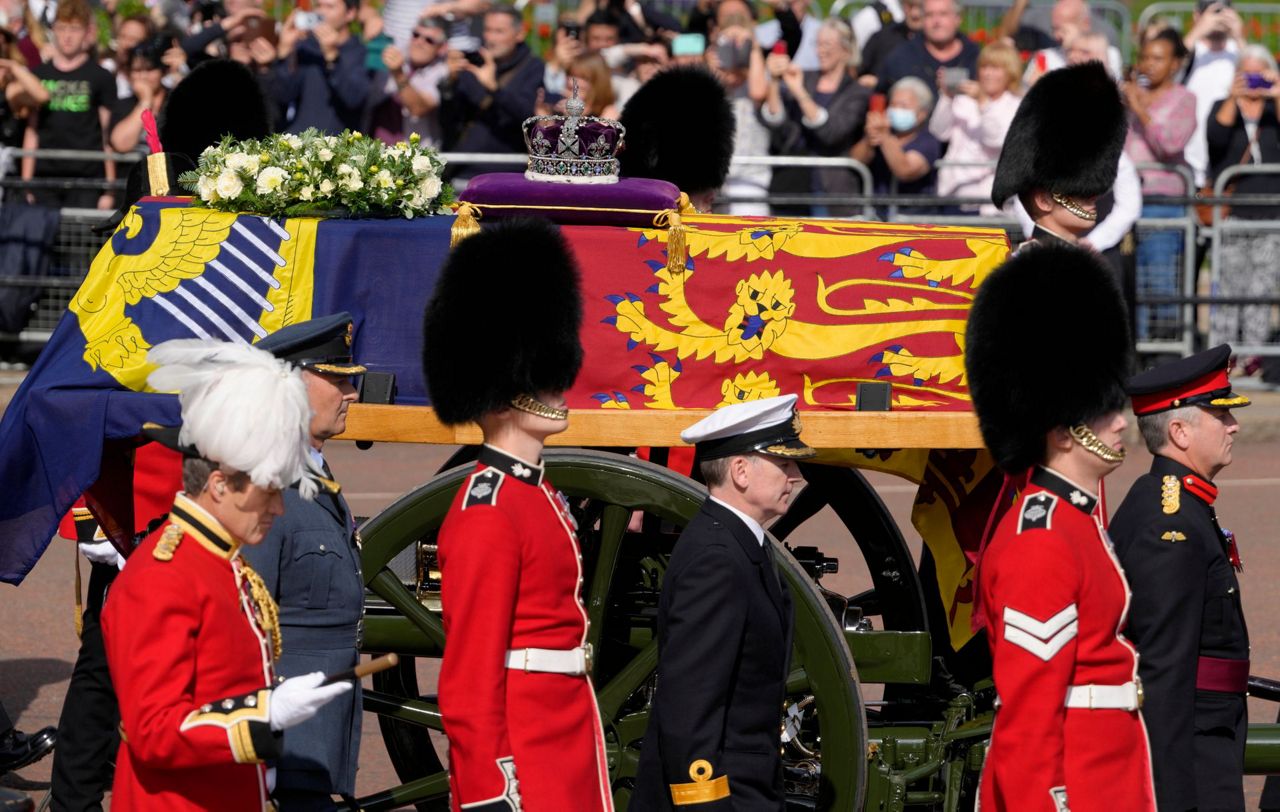 Live updates: Crowds gather for queen's coffin procession