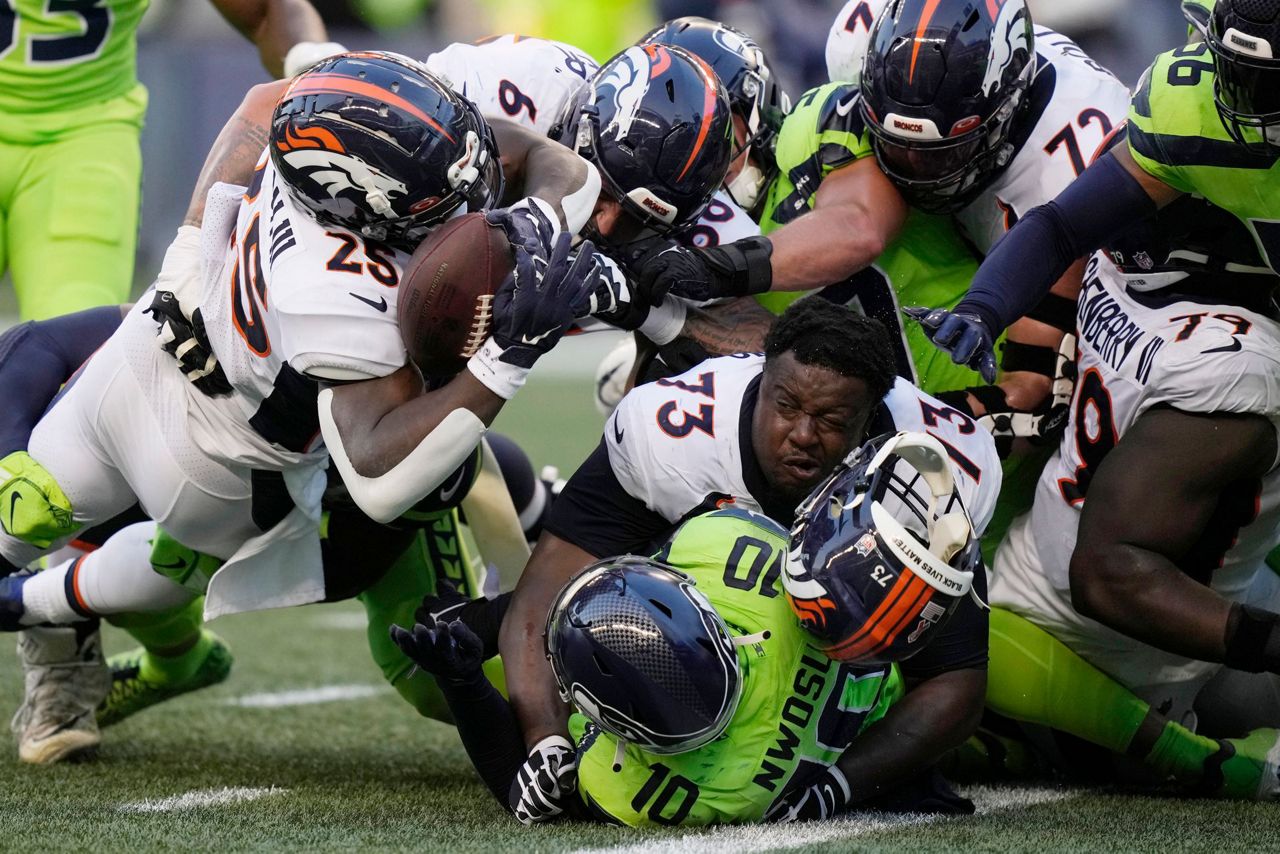 Seahawks survive Russell Wilson's return, top Broncos 17-16
