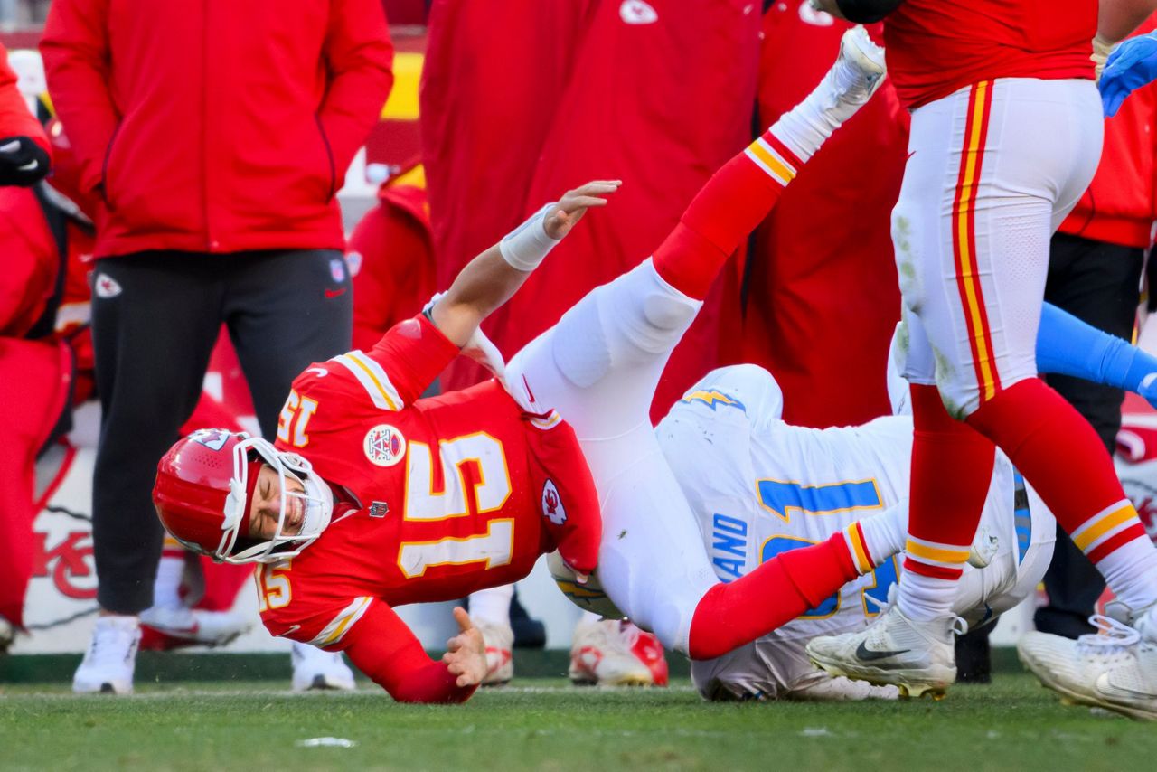 Chiefs' Patrick Mahomes begins rehab after knee surgery with eye on ...