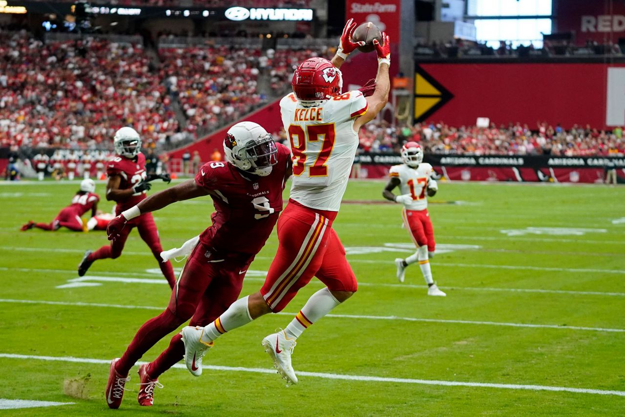 Mahomes throws 5 TDs, Chiefs hammer Cardinals 44-21