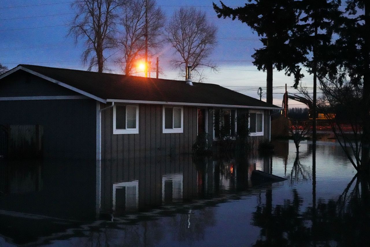Arctic air plunges south as residents of the Pacific Northwest remain ...